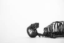 Vibrating Self-Drawing Graphite Skeleton – Fubiz Media