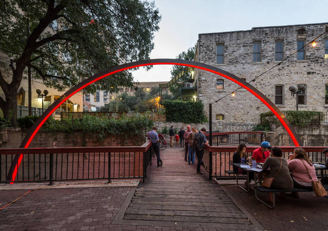 Incredible Illuminated Arch Over a Foot Bridge in Texas – Fubiz Media