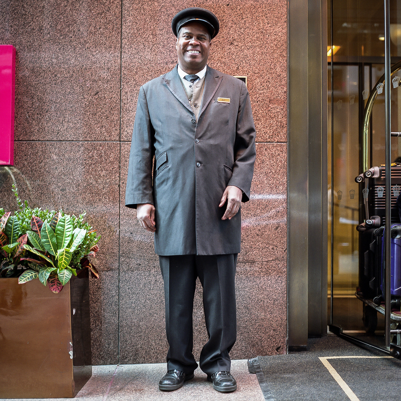 New York Doormen Pictures by Sam Golanski – Fubiz Media