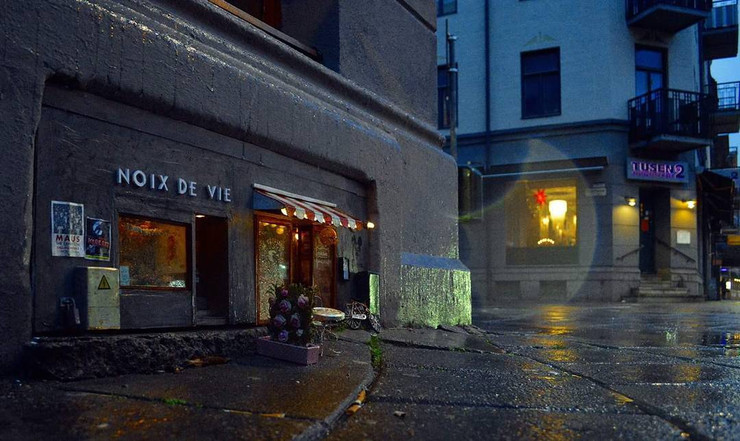 Cute Tiny Shops Created at the Bottom of Buildings – Fubiz Media