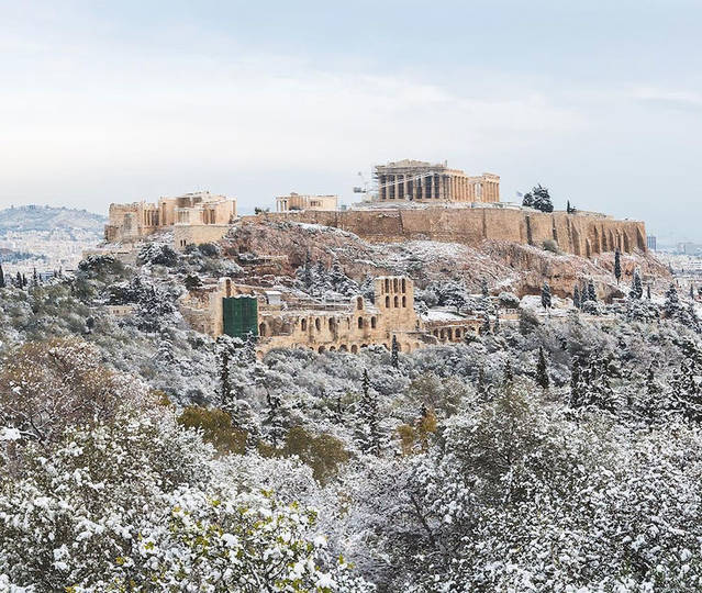Superb Pictures of the Acropolis Covered with Snow – Fubiz Media