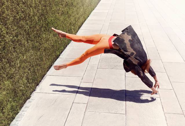 Impressive Fashion Portraits of Models Falling Down – Fubiz Media