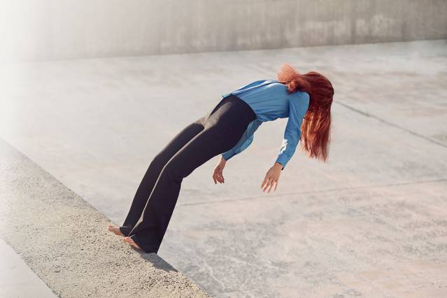 Impressive Fashion Portraits of Models Falling Down – Fubiz Media