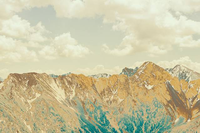 Stunning Gold Tribute to Mountains – Fubiz Media