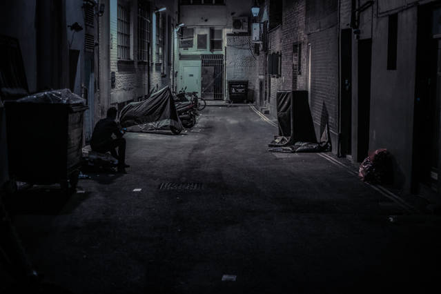 A Voyeuristic Sneak Peek into London by Edo Zollo – Fubiz Media