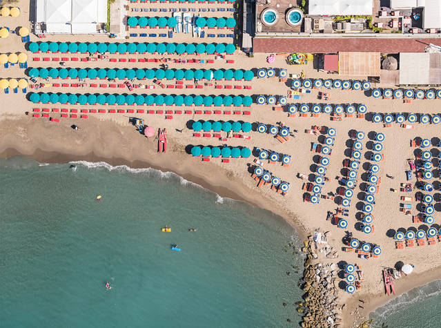 Satisfying Aerial Pictures of an Italian Beach – Fubiz Media