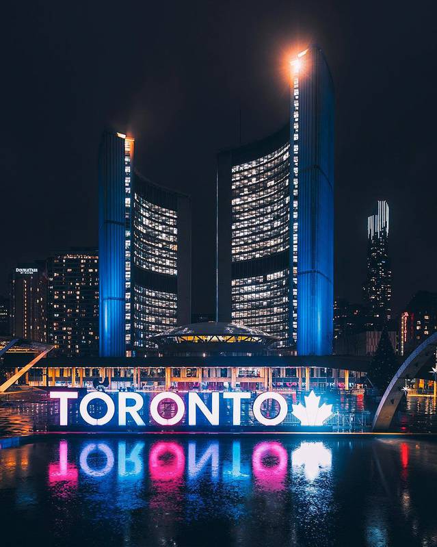 A Cinematic Stroll Through Toronto At Night – Fubiz Media