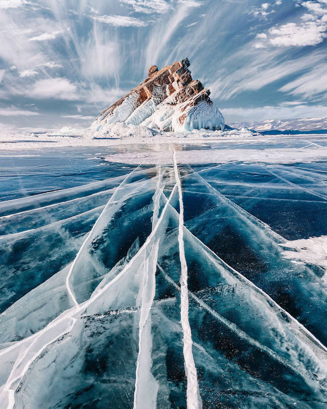 Stunning Photographs Of Frozen Baikal Lake In Russia – Fubiz Media