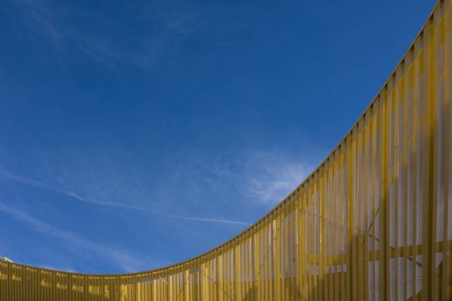 Discover This Surprising Yellow High School in Los Angeles – Fubiz Media