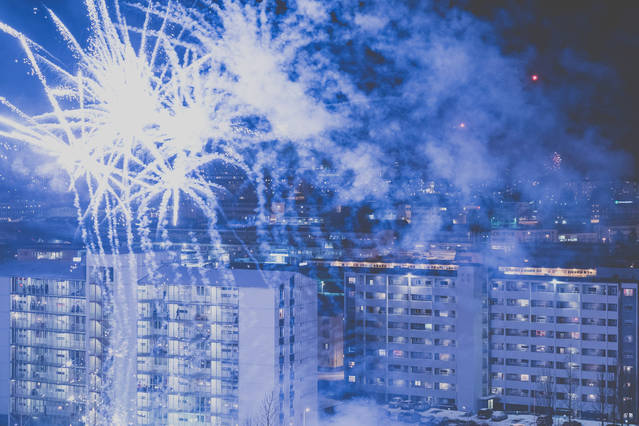 New Year’s Eve Fireworks from a Rooftop in Iceland – Fubiz Media