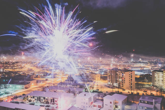 New Year’s Eve Fireworks from a Rooftop in Iceland – Fubiz Media