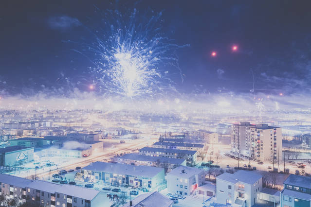New Year’s Eve Fireworks from a Rooftop in Iceland – Fubiz Media