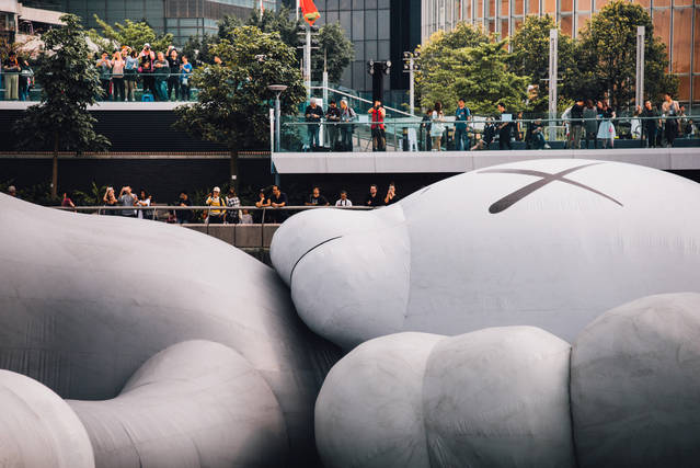 Gigantic Inflatable Character by KAWS – Fubiz Media