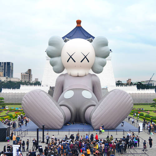 Gigantic Inflatable Character by KAWS – Fubiz Media