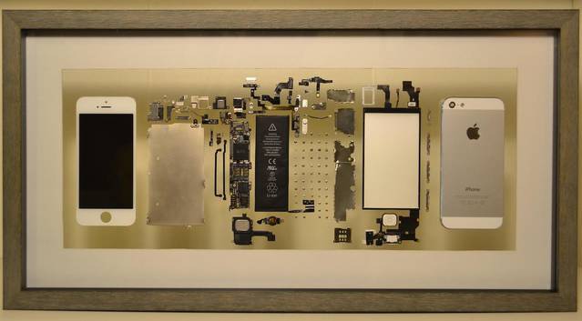 A Broken iPhone Turned into an Art Piece – Fubiz Media