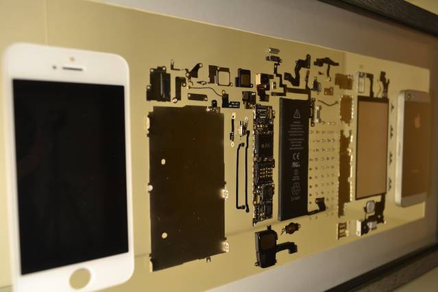 A Broken iPhone Turned into an Art Piece – Fubiz Media