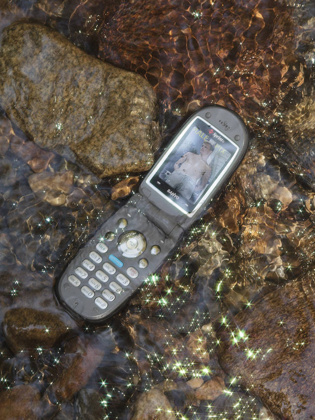 Ryan Duffin Pays Homage to the Mobile Phones of the 90s – Fubiz Media