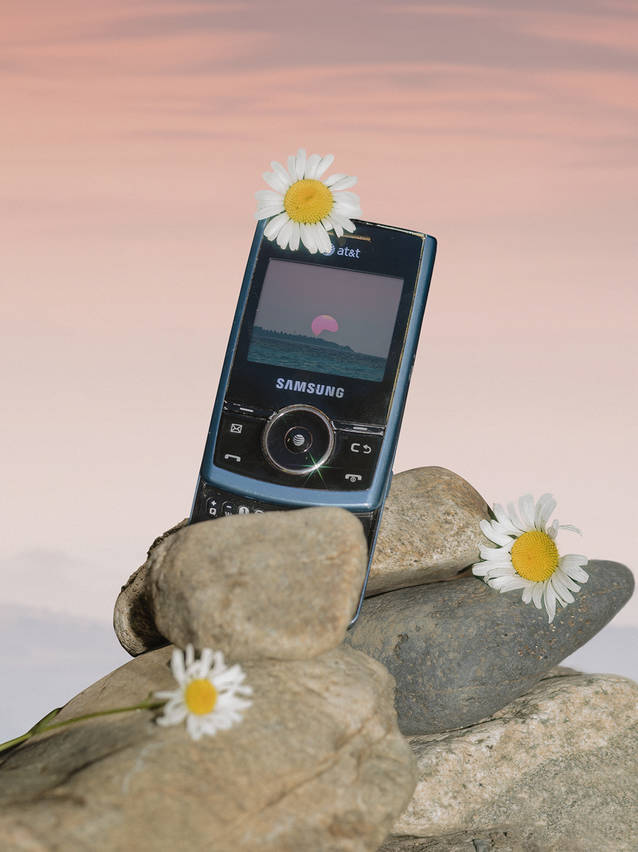 Ryan Duffin Pays Homage to the Mobile Phones of the 90s – Fubiz Media