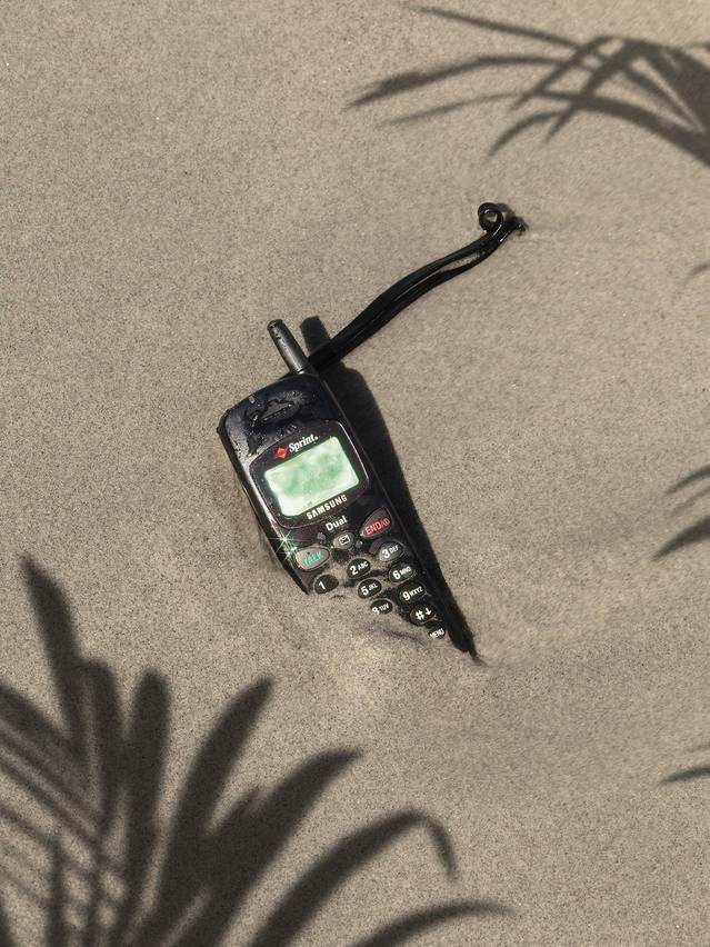 Ryan Duffin Pays Homage to the Mobile Phones of the 90s – Fubiz Media