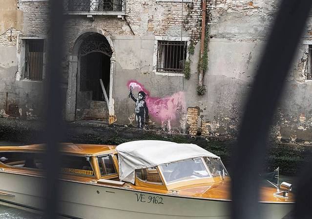 Bansky Hides One of His Artworks among Street Vendors in Venice – Fubiz ...