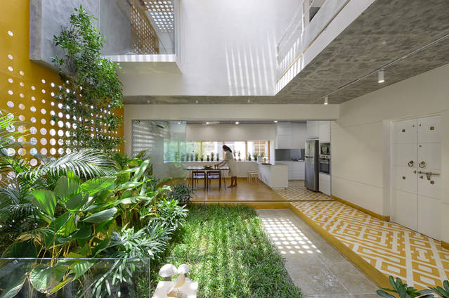 Lovely Garden Installed in the Middle of an Indian Home – Fubiz Media