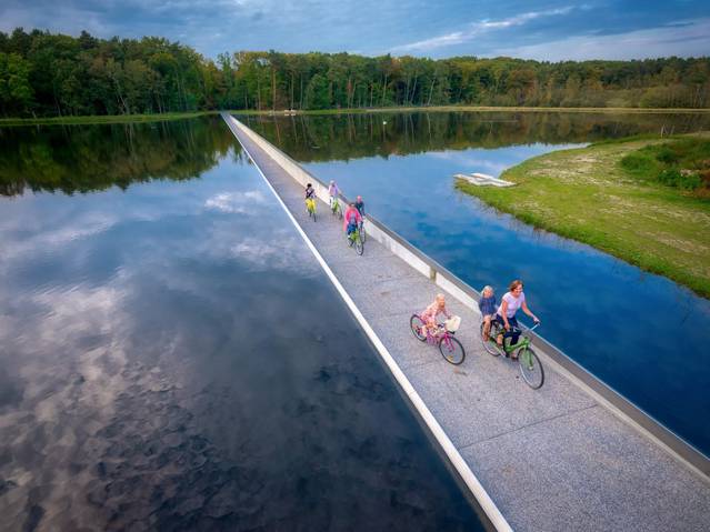 Amazing Bicycle Path Through Water – Fubiz Media